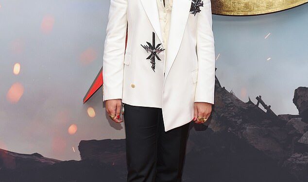 El papel de Ezra Miller como DA Sinclair en la exitosa serie animada ...