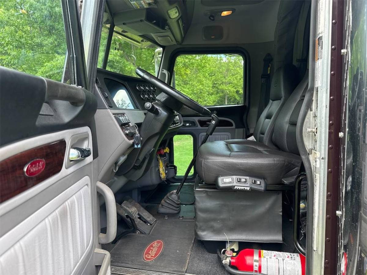 2023 peterbilt interior