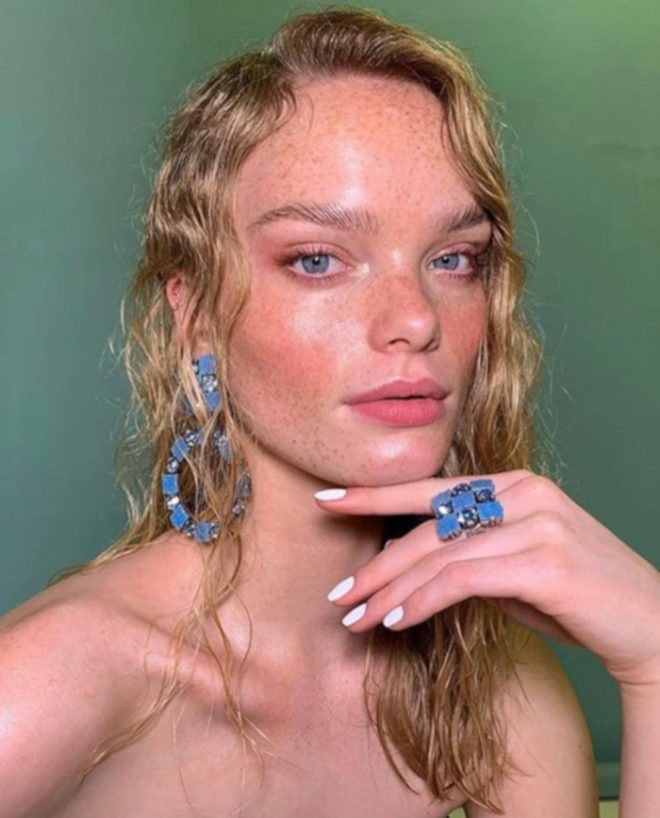 The Best Tips for Wearing Makeup on The Beach - VIVA GLAM MAGAZINE™