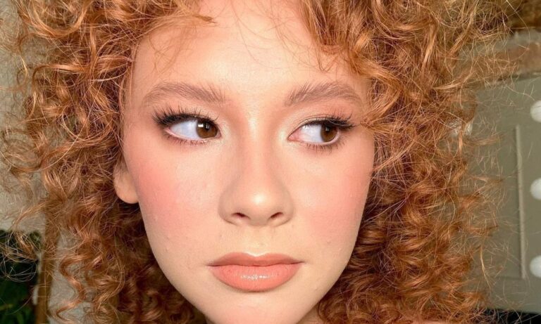 How to Wear Iridescent Makeup the Right Way - VIVA GLAM MAGAZINE™